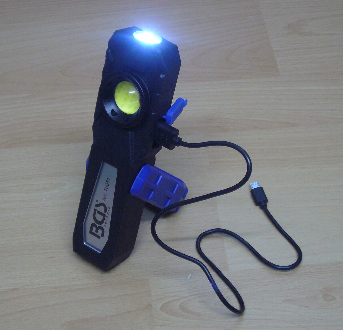 Affordable rechargeable LED hand lamp: Weiblen